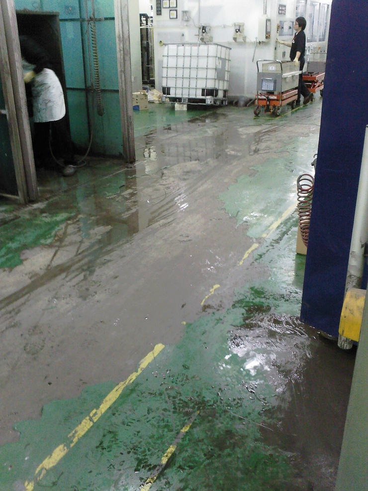 공장청소차공장바닥기름때제거와공장바닥물기제거청소용으로 사용중cnc절삭가공 공장이나 기타 알루미늄 금속을 가공하는 공장에서는 공장