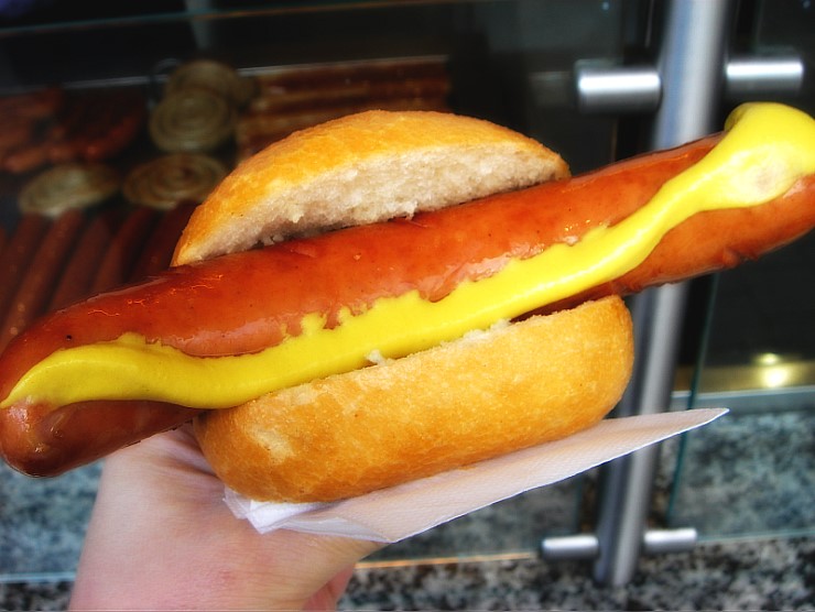 독일의 길거리 절대 간식 소세지빵 브레첸에 독일 소세지를 싸먹는 크라카워 부어스트 Krakauer Wurst