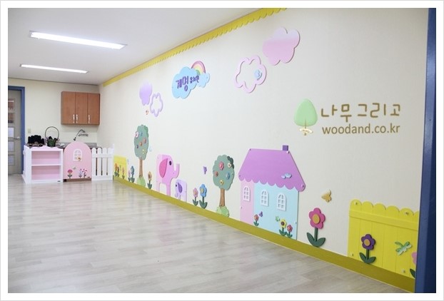 김천계명유치원벽면장식포인트벽꾸미기유치원벽면환경구성유치원인테리어유치원 어린이집벽면캐릭터장식예쁜유치원벽면장식나무캐릭터장식