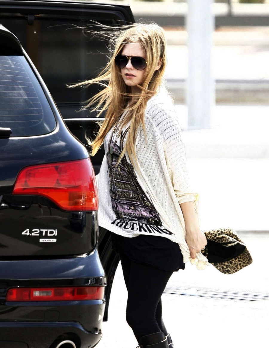 에이브릴 라빈(Avril Lavigne) – out and about in Perth, Australia, November 22 ...