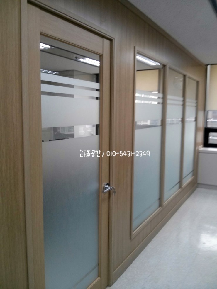 아이에스씨엔에어 사무실 안개시트지 시공 사무공간 인테리어 창문꾸미기 로고컷팅로고스티커상가 유리문 시트지베란다창문시트지반투명시트지에칭시트지레터링스티커 제작
