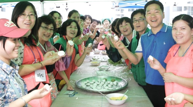 송정동 새마을부녀회 다문화여성과 송편 만들기 개최 정성껏 만든 송편 독거노인 5가구에 전달 네이버 블로그