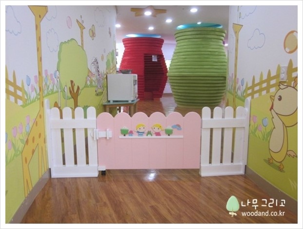 어린이집안전문울타리복도안전문울타리안전울타리원목안전문나무안전문원목울타리예쁜안전문울타리예쁜안전문유치원안전문유치원