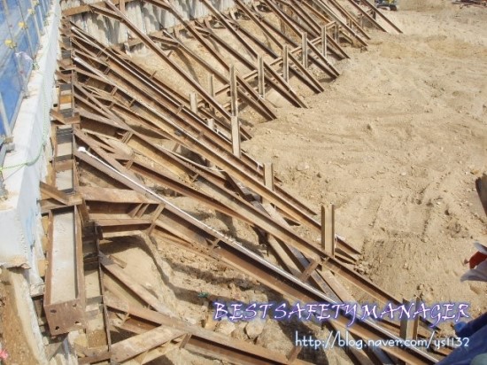 흙막이 가시설(CIP) 경사 버팀대(RAKER) 시공 : 네이버 블로그