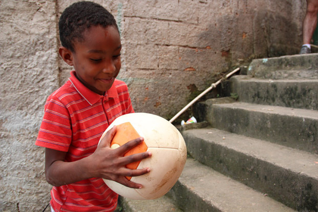 미국의 사회적기업- 개발한 세상을 밝히는 축구공! 소켓볼(Soccket Ball) : 네이버 블로그