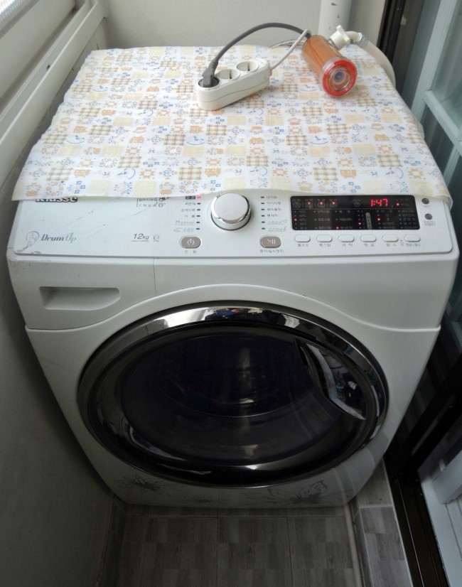 세탁기받침대 드럼세탁기진동 탈수시 지그재그로 움직이며 앞으로 기어나오는현상 이사설치후 소음발생 수평조절방법 방진고무 댐퍼쇼바