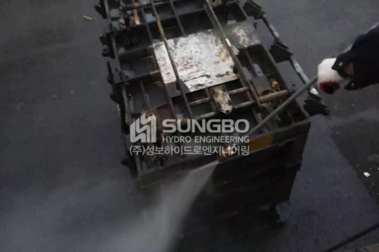고압세척기냉수고압세척기철녹제거 공장의 더러워진 기계 세척 철 녹제거 기름 때 제거는 냉수고압세척기로 쉽고 빠르게