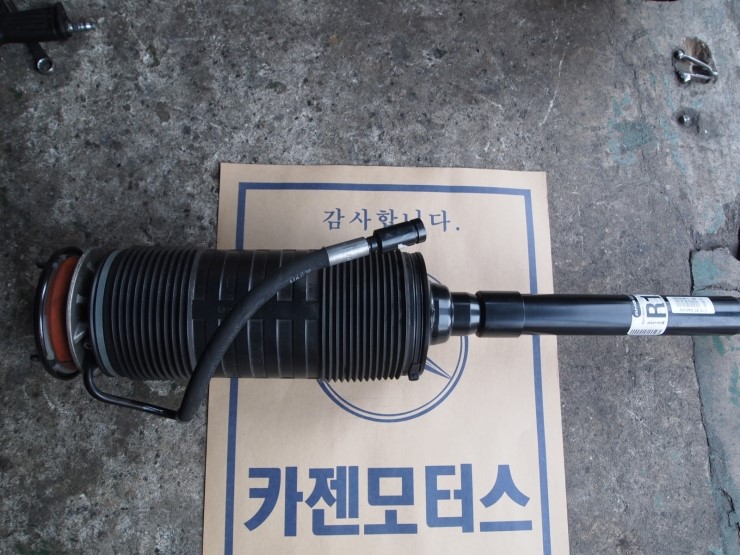 벤츠전문 카젠모터스 S65 Amg V12 Biturbo W221 조수석쪽 리어 Abc쇼바 오일 누유로 인한 조수석쪽 리어