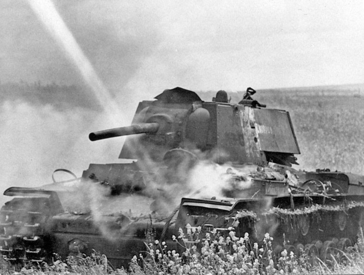 소련군 KV-1 전차의 독일군 88mm 포탄 자국[German artillery Proved fatal hit 88-mm ...
