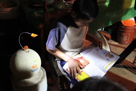 30분만 차면 전기가 되는 축구공 ' the soccket ball ' : 네이버 블로그