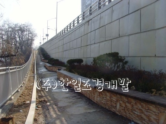 앉음벽 연식의자 플랜터 식재플랜터 목재연식의자 목재앉음벽 산석플랜터 산석시공 원형플랜터 플랜터박스 슬레이트패널 조경공사전문