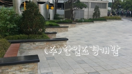 앉음벽 연식의자 플랜터 식재플랜터 목재연식의자 목재앉음벽 산석플랜터 산석시공 원형플랜터 플랜터박스 슬레이트패널 조경공사전문
