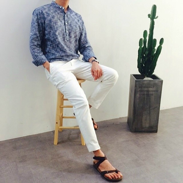유뱅의 데일리룩 블로그 남자 헨리넥셔츠린넨셔츠 슬랙스흰바지 버켄스탁 야라 샌들 코디 네이버 블로그