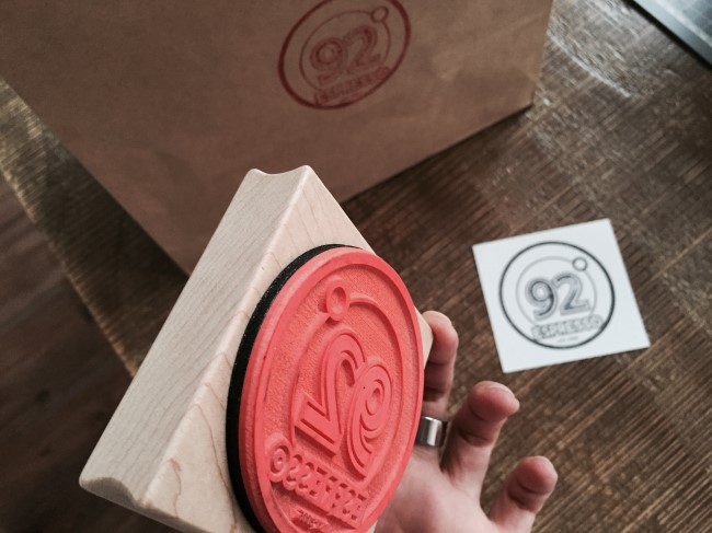 동그란 로고 포장 크라프트 봉투 도장 원형 우드 스탬프 제작 쇼핑백 로고 도장 디자인 카페 커피 컵홀더 로고 도장 제작 어나더 디자인 네이버 블로그