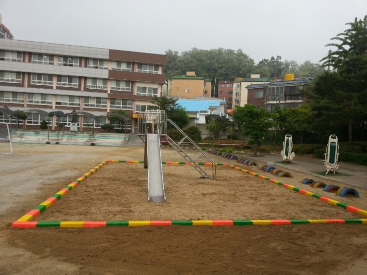 학교안전경계석안전경계석고무기둥어린이놀이터어린이놀이기구어린이놀이시설고무블럭고무블록초등학교운동장컬러블럭컬러블록