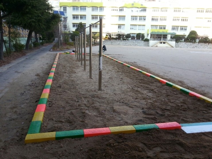 학교안전경계석안전경계석고무기둥어린이놀이터어린이놀이기구어린이놀이시설고무블럭고무블록초등학교운동장컬러블럭컬러블록