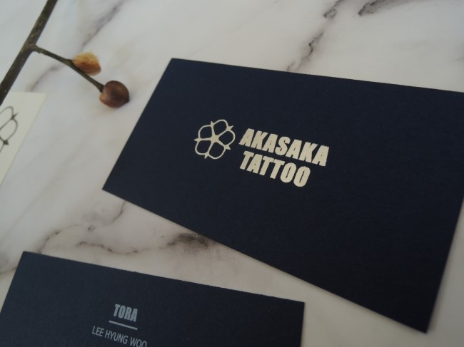 타투이스트 타투샵 로고 디자인 은박명함 네이비 수입지 명함 제작 은박유광 음각 로고 시크 고급 개인 대표 명함 인쇄 어나더 캘리그라피 디자인 네이버 블로그