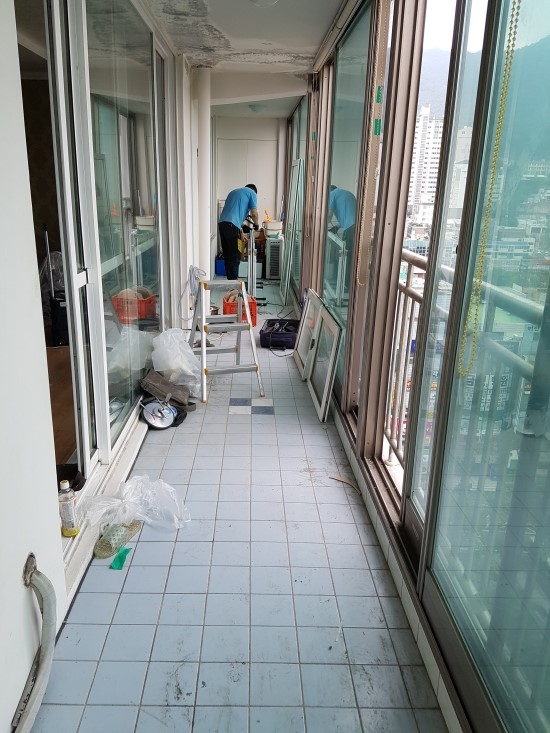 경남한신 모헤어 교체 베란다샷시문 하부레일 이탈탈선 모헤어교체 외풍이 심한 샤시 방풍털 거실 하이샤시 주방하이샤시 수리 샤시문을