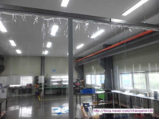 바람막이투명비닐커튼출입구방풍비닐방한비닐커텐 제니스창 용인 커피전문점 테라스에 접이식바람막이비닐커튼으로 겨울나기작업장비닐