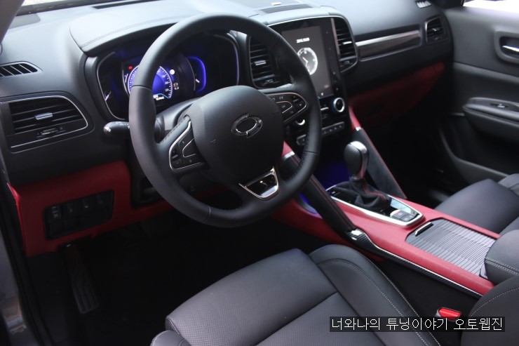 [오토웹진]르노삼성 QM6 실내가죽랩핑 DIY리뷰/알칸타라 기어부츠 및 손잡이 레드스티치/QM6튜닝/QM6실내/QM6실내튜닝 : 네이버 블로그