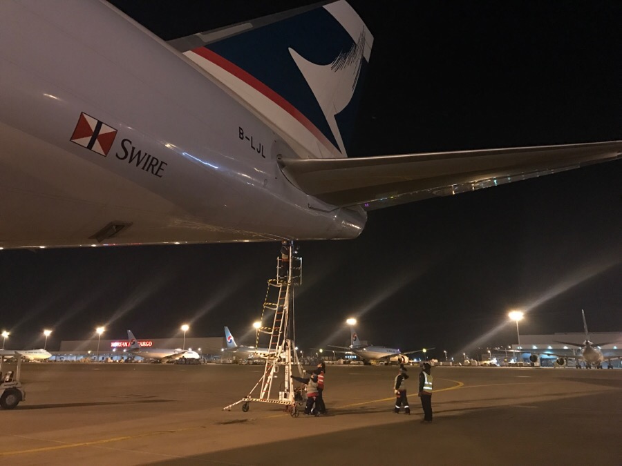 캐세이패시픽 화물기 B747-8F Tail post 설치 : 네이버 블로그