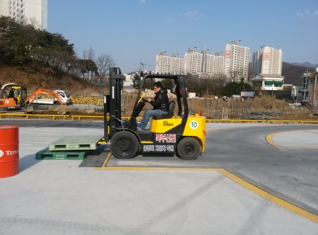 지게차학원에서 3톤미만 지게차면허 3톤이상지게차운전기능사 자격증을 취득할수 있나요 북부신진중장비학원은 지게차소형건설기계조종사
