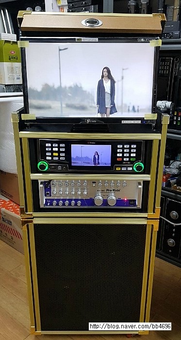 중고 이동식 노래방기기 태진 질러 C50l 중고 반주기와 Led Tv 모니터 스피커 일체형 이동식 케이스 앰프 무선마이크까지