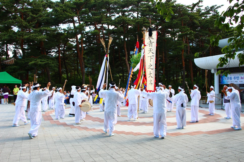 소나무울창한 숲속에서 속초도문농요 한판이 열리는데 네이버 블로그