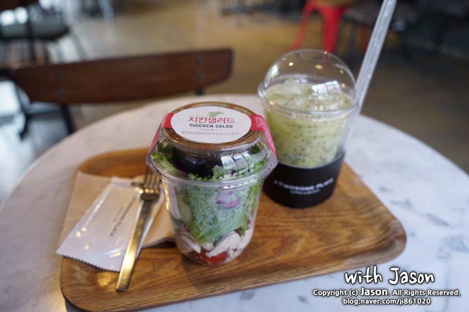 가로수길 맛집 투썸플레이스 가로수길점 키위 바나나 주스 치킨샐러드 네이버 블로그