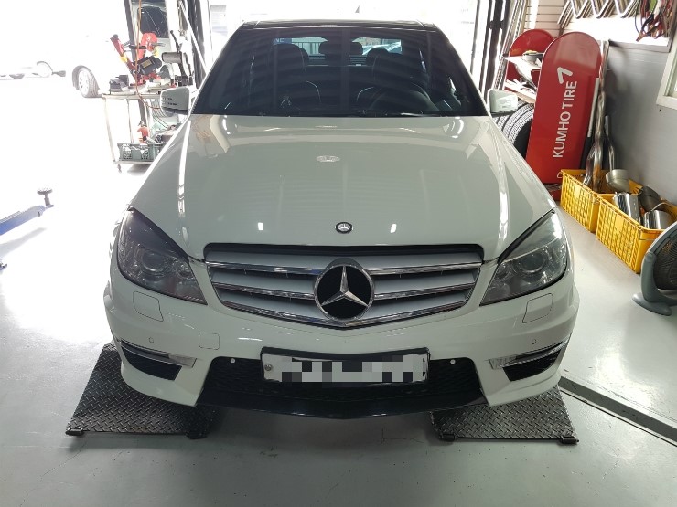 루카스 벤츠 W204 C200차량 Amg그릴교환장착 한줄그릴장착 벤츠마크그릴장착 일산그릴작업일산벤츠서비스일산튜닝일산바디킷