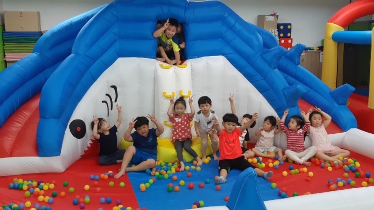 제천단양영월 유아체육교육기관 런앤점프 스포츠 유아체육 에어바운스워터슬라이드 샤크바운스 및 사각바운스를 이용한 유아체육
