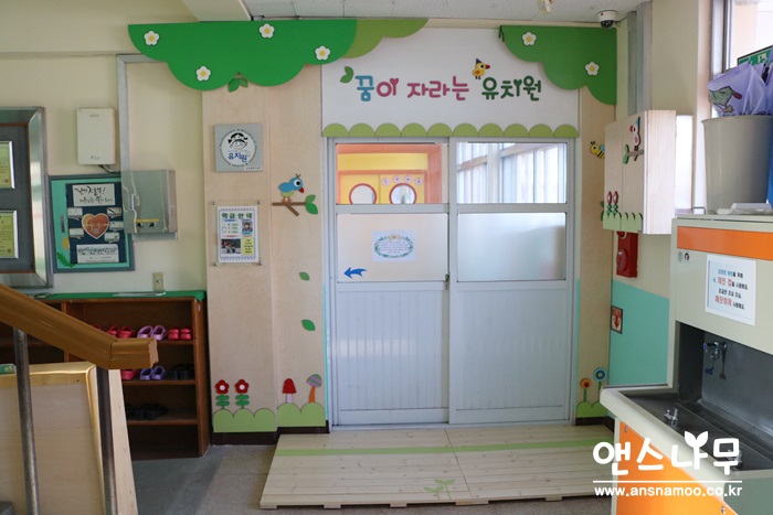 유치원현관나무장식원목벽면장식현관꾸미기현관신발장현관신발장나무벽면장식복도꾸미기예쁜유치원현관장식앤스나무그리고현관장식