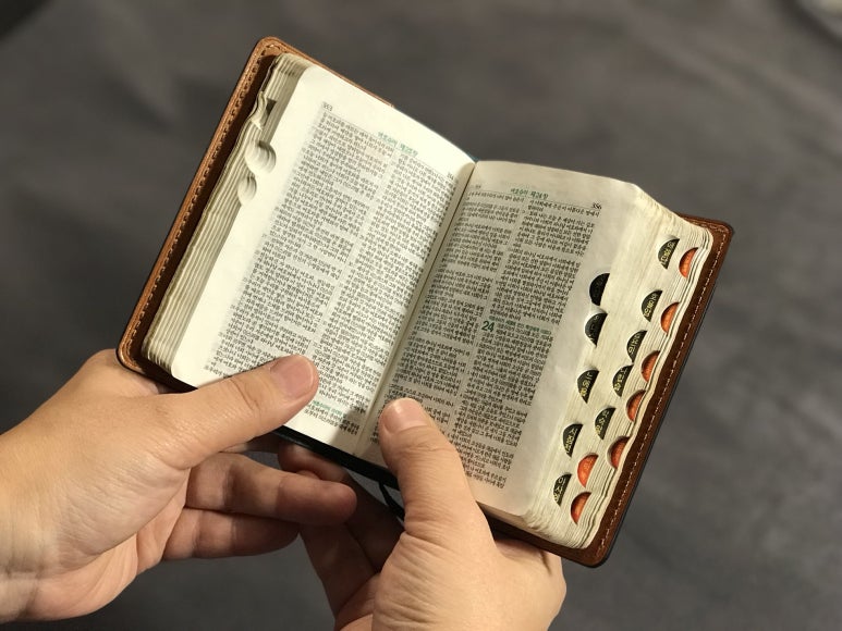 작고 아담한 성경책 리폼 가죽 성경책 커버 가죽 공방 써틴 용인가죽공방 분당가죽공방 동탄가죽공방 수원가죽공방 동백