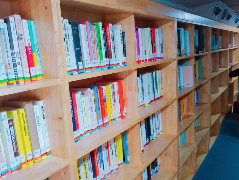 우리 동네에 도서관이 찾아온대요! 찾아가는 도서관, 충주 ＜이동도서관＞ : 네이버 블로그