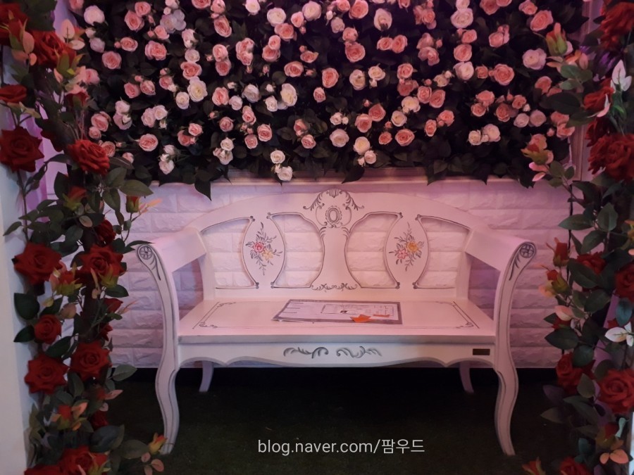 팜우드 논산카페 포토월 장미 플라워 포토존 플라워액자 꽃벽 조화꽃장식 장미인조넝쿨 플라워포토존 카페포토존 논산 별이