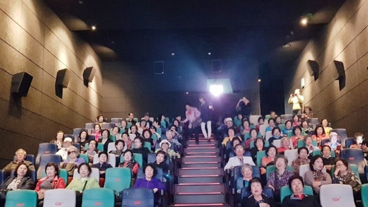 시사프리신문 - 강북구지역사회보장협의체-미아CGV미아점, 가정의 달 맞아 어르신 무료관람 진행