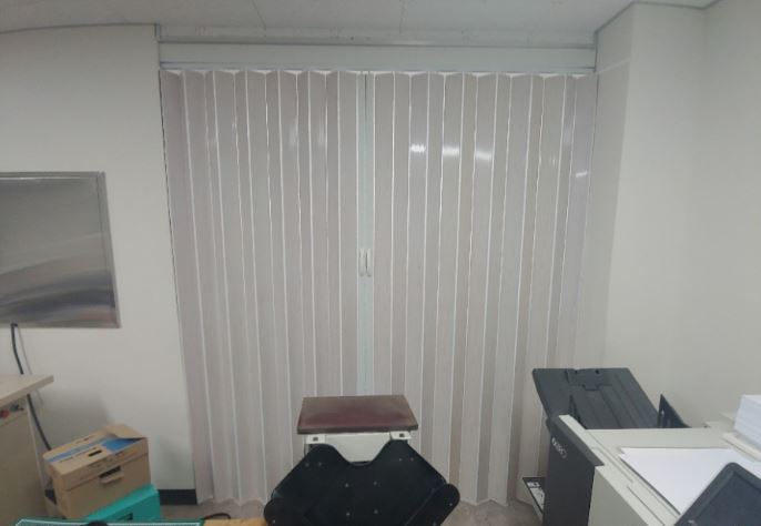 서울 동작구 사당동 인쇄사무실 인쇄소 홀딩도어 자바라 칸막이 설치 폴딩도어 파티션 경량칸막이 100맞춤제작 우수업체 최저가