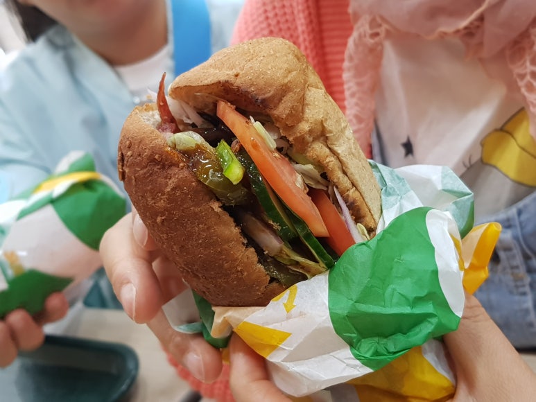 서브웨이 로티세리 바비큐 치킨 베이컨 샌드위치서브웨이 로티세리바비큐치킨베이컨 일요일아침 고기보다부드러운치킨 복피디tv