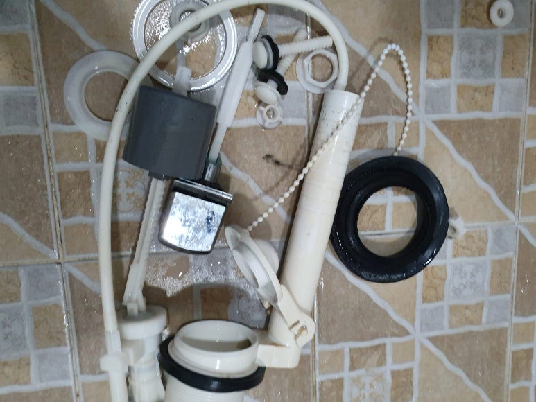 변기에 물이 멈추지 않고 계속 나와요 원인은 변기 부속품 문제 네이버 블로그