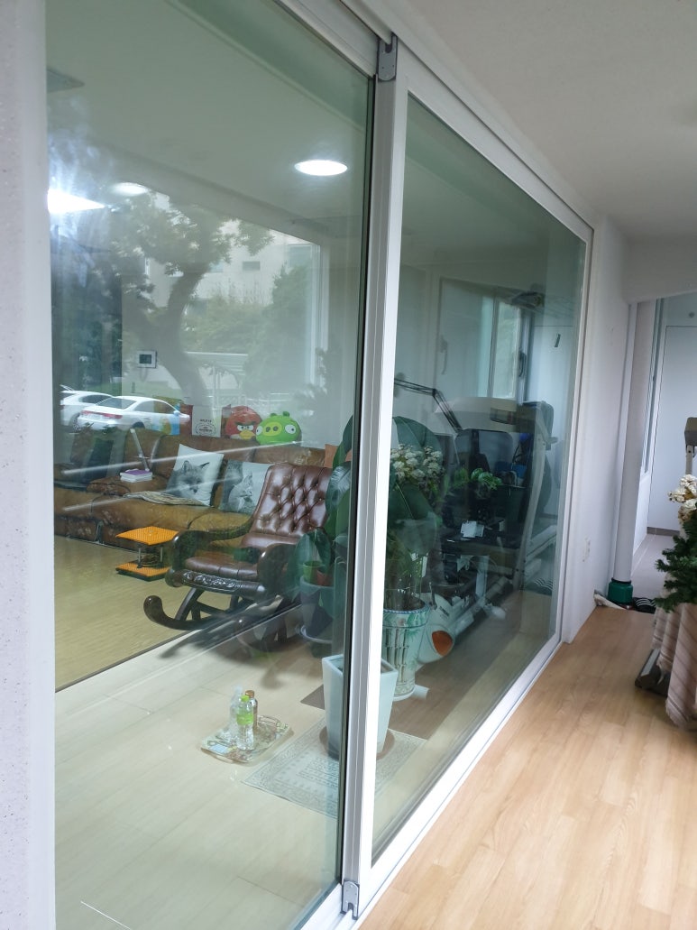 아파트 및 빌라 창문 외풍차단 창문틈막이 시공으로 4계절 난방냉방 보온 및 미세먼지차단 효과 우풍차단 창문바람막이 창문틈새