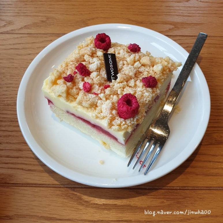 맛있는 카페 케이크 추천🍰 스타벅스슈크림초콜릿 쿠키 슈 슈크림 가득 바움쿠헨투썸 플레이스 스토로베리 초콜릿 생크림 딸기