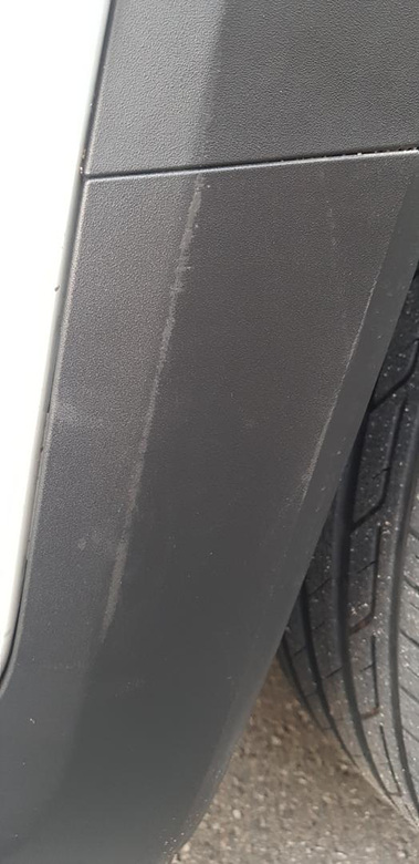 무광 플라스틱 복원 차 긁힘 스크래치로 자동차 흠집제거를 위해 동탄에서 입고된 지프 레니게이드안양자동차외형복원의왕자동차기스제거군포수입차수리산본차량복원평촌자동차수리