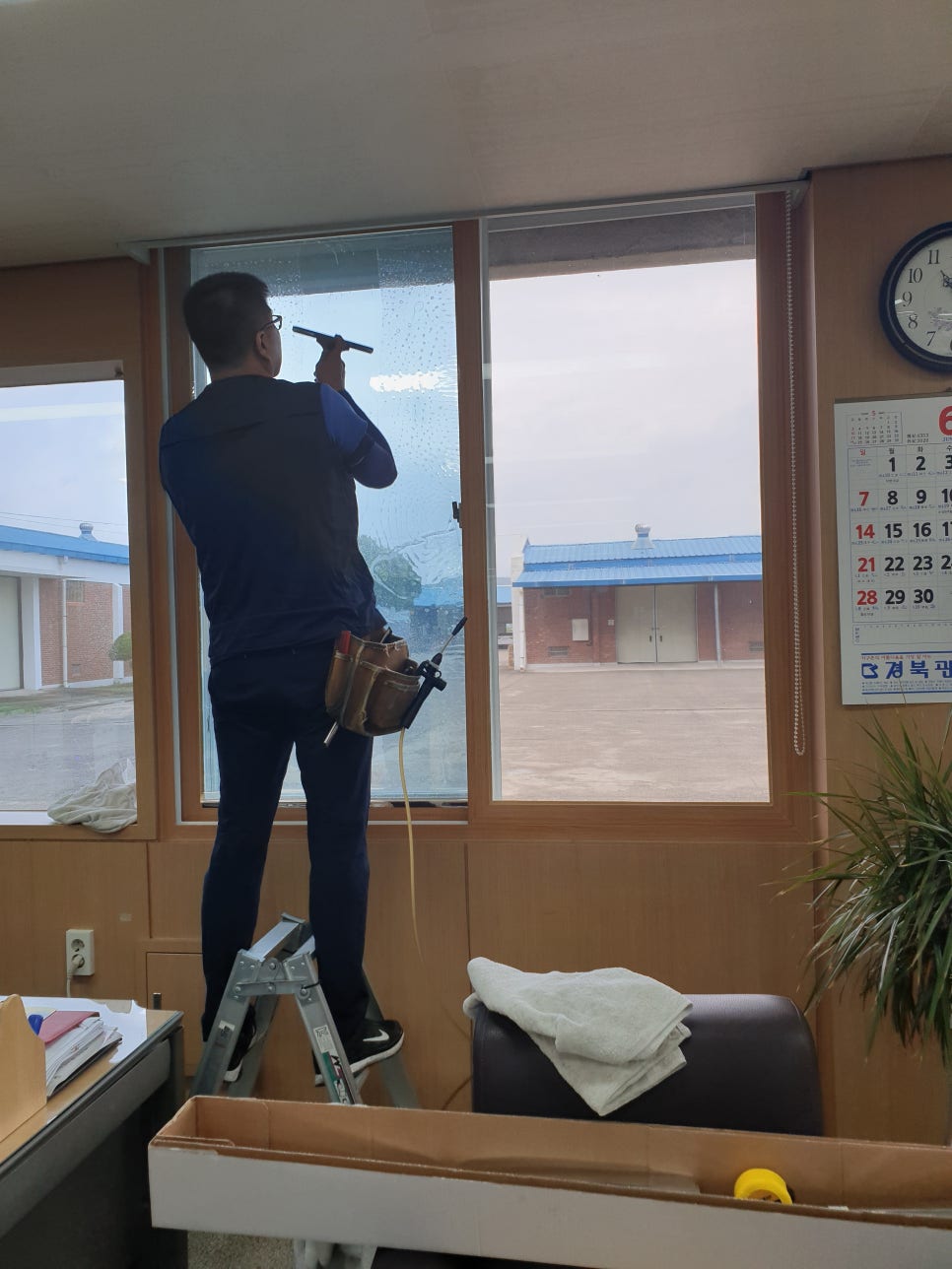 대구 북구 학정동 경북 농업자원관리원 건물썬팅 유리창 썬팅 열차단 시선차단 썬팅 반사필름 대구 북구 칠곡 아파트 썬팅 베란다 거실 썬팅 창문썬팅 국가대표 썬팅 시공