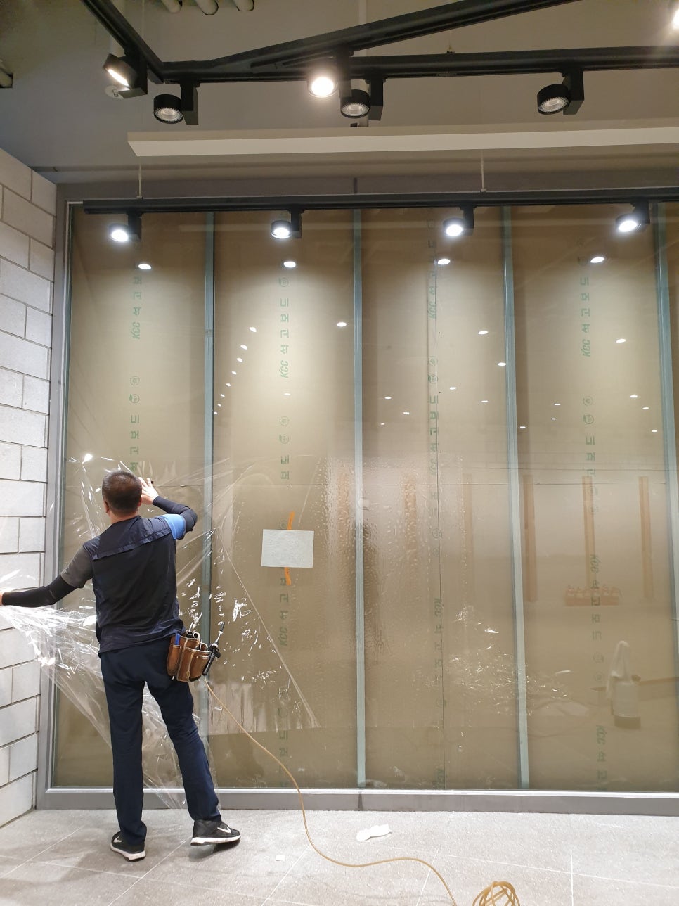 경기도 평택 Ak플라자 스포츠매장 건물 유리창 창문 안전필름 시공 평택 주택 아파트 유리창 썬팅 열차단 시선차단 베란다 거실 창문 썬팅 경기도 수원 용인 화성 시흥