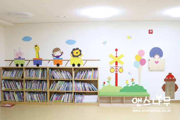 어린이집환경구성유치원환경구성어린이집도서관환경구성유치원도서관환경구성나무벽장식소파벤치책꽂이벤치앤스나무 네이버 블로그
