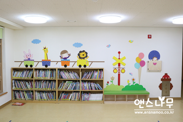 어린이집환경구성유치원환경구성어린이집도서관환경구성유치원도서관환경구성나무벽장식소파벤치책꽂이벤치앤스나무 네이버 블로그