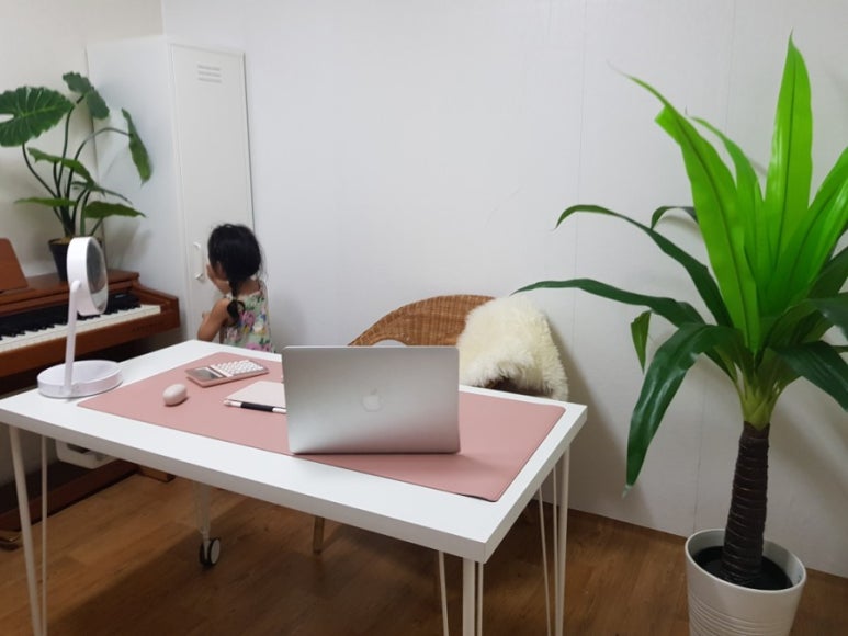 하우스앱 서재꾸미기:: 이케아 움직이는 책상 + 핑크데스크매트 + 맥북프로 + 아이패드미니5 :: 구매예정 아이패드 4세대 12 ...