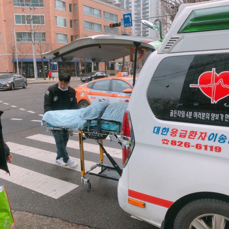 사설구급차비용구 1년 전 오늘 ♧구급차♧교통 사고로 인해 뇌출혈과 갈비뼈 골절로양지병원응급실 내원후 환자와보호자가 신촌