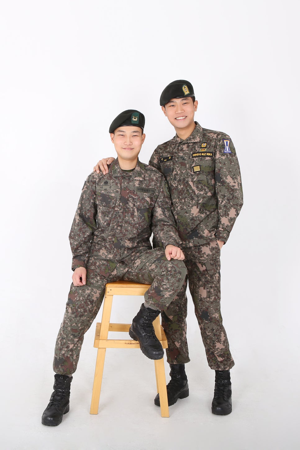 부산대사진관 부대사진관 부산대우정사진 부산대흑백사진 부산가족사진 멋지게 군복입고 동생과 함께 남기는 흑백사진