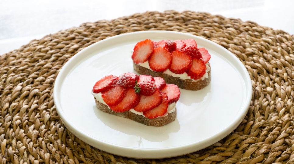 홈카페 레시피, 딸기 오픈 토스트 만들기 : 네이버 블로그